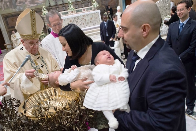 “È Cristo che battezza, non si può modificare la formula del sacramento ...